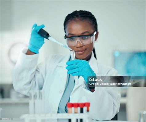 과학 안전 및 연구 실험실 및 의료 공학 시험관 용액에 피펫을 들고 있는 흑인 여성 생명 공학 백신 및 액체 과학자 또는 실험실 기술자가 혈액 샘플을 확인합니다 과학자에