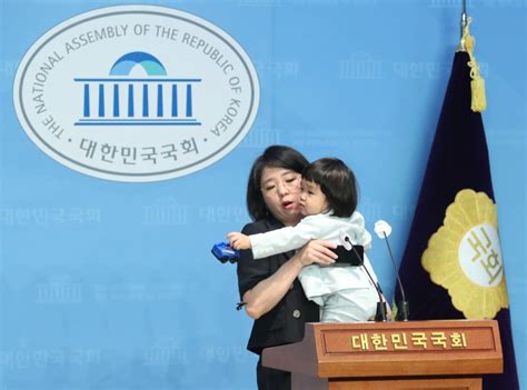 뉴스1 Pick 퍼스트 키즈 존 만들자용혜인 의원 23개월 아들과 기자회견 파이낸셜뉴스