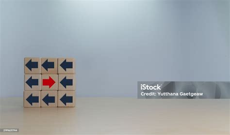 빨간색 화살표는 사람들의 흐름과 반대 방향으로 이동합니다 0명에 대한 스톡 사진 및 기타 이미지 0명 개발 개선 Istock