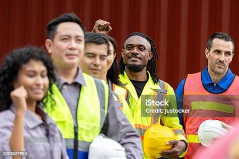 Shipping Yard에서 성공을 축하하는 쾌활한 산업 팀 동기 부여와 흥분에 찬 다양한 근로자 팀 30 34세에 대한 스톡 사진 및 기타 이미지 Istock