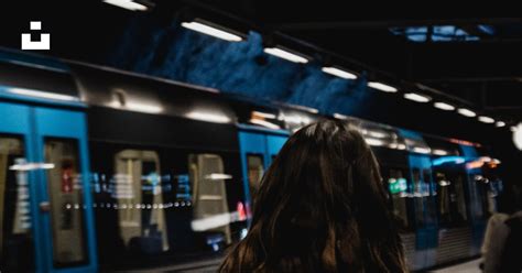 기차역에서 기차를 기다리는 여자 사진 Unsplash의 무료 기차 이미지