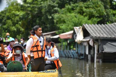 ในประเทศ ชัชชาติสั่งลุย เร่งระบายน้ำคลองเปรมฯ ช่วยเหลือ ปชช ริมคลอง
