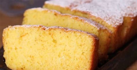 Все змішуємо і відправляємо в духовку пишний кекс з простих продуктів