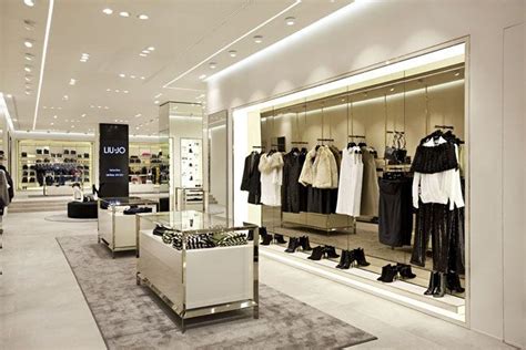 Artificial Intelligence Powered Fashion Classifying Clothing Products