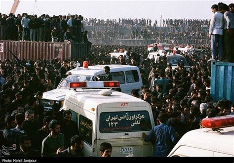 روایتی متفاوت از تشییع امام خمینی ره از نگاه عکاس اصفهانی؛ لحظه هایی ثبت شده از اشک و عشق