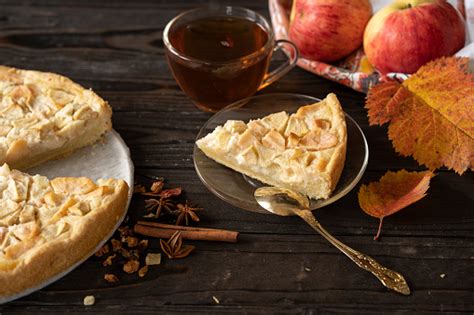 빨강과 노란색 사과의 수제 사과 파이 샬롯 조각 가을을 테마로 한 정물 어두운 나무 테이블에 사과와 수제 케이크를 수확 0명에 대한 스톡 사진 및 기타 이미지 Istock