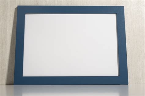 흰색 벽에 수평 사진 프레임 모형 흰색 나무 벽 배경에 빈 졸업장 프레임 흰 벽 배경에 빈 졸업장 프레임 크기 A3 A4 복사 공간 0명에 대한 스톡 사진 및 기타 이미지