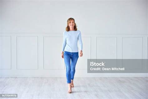 성숙한 여성 부동산 중개인 초상화 새로운 재산을 가진 부동산 노동자의 빈 집 행복 집과 직장에서 행복과 거실에서 미소를 가진 나이든 여성 에이전트의 모기지 건축에 대한 스톡