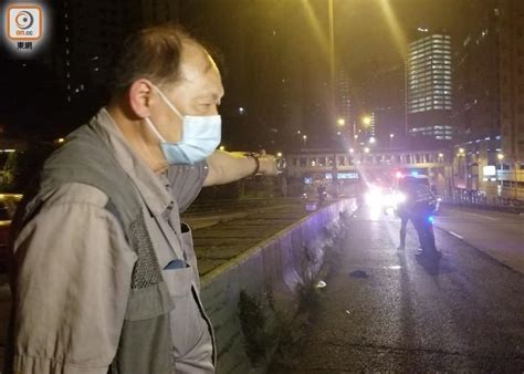 離奇橫跨葵涌道天橋6條行車線 兩男遭的士撞飛重創