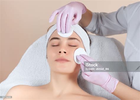 미용사는 의료 절차 전에 피부를 정화합니다 미용실에서 미용실의 미용 실치료 건강관리와 의술에 대한 스톡 사진 및 기타 이미지 건강관리와 의술 건강한 생활방식 귀여운