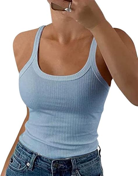 20 Comfortable And Flattering Warm Weather Tops For Big Busts