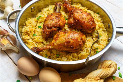 다진 양배추 마늘 파 치즈 농장 계란 소금 흰 나무 판의 배경에 소박한 스타일로 생 및 조리 된 음식이있는 프라이팬에 닭 다리 튀김 닭다리살 고기에 대한 스톡 사진 및 기타