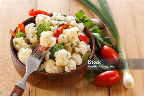 토마토 브로콜리 올리브 달콤한 고추 나물 및 나무 테이블에 그릇에 야채와 콜리플라워의 신선한 샐러드 0명에 대한 스톡 사진 및