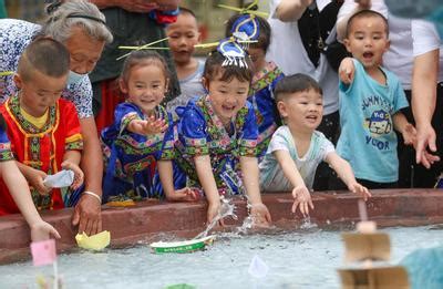 贵州玉屏萌娃感悟民俗迎端午 人民图片网