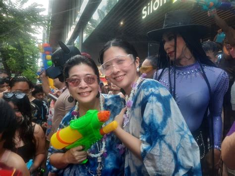 คุณหญิงสุดารัตน์ ควงน้องจินนี่ และทีมไทยสร้างไทย ลุยเล่นน้ำสงกรานต์ ถนนสีลม คนแห่กรี๊ด สาดน้ำกัน