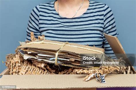 종이로 골판지 상자를 들고 소녀 만화사용 폐기물 재활용 쓰레기 가득 찬에 대한 스톡 사진 및 기타 이미지 가득 찬 개체