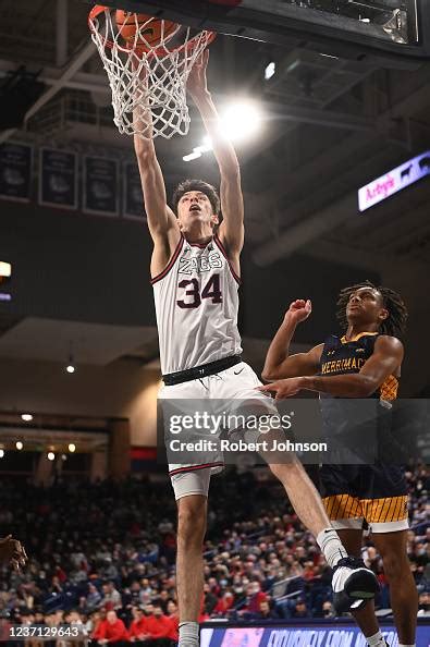 Chet Holmgren Of The Gonzaga Bulldogs Dunks During The Game Between