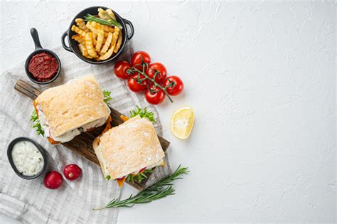 생선 막대기와 신선한 만든 스낵 샌드위치 나무 도마에 흰색 배경에 상단 보기 플랫 레이 카피 스페이스와 텍스트 공간을 가진 가지 식물 부위에 대한 스톡 사진 및 기타 이미지