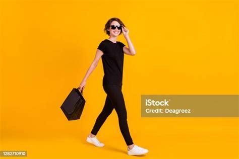 풀 길이 의 몸 사이즈 프로필 측면 보기 의 좋은 트렌디 한 쾌활 한 여자 산책 가방 고립 된 밝은 노란색 색상 배경 T 셔츠에 대한 스톡 사진 및 기타 이미지 Istock