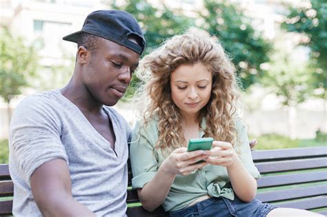 사랑 하는 부부 이야기 여름 동안 공원에서 벤치에 스마트 휴대 전화를 사용 하 여 2명에 대한 스톡 사진 및 기타 이미지 2명 공원 공원 벤치 Istock