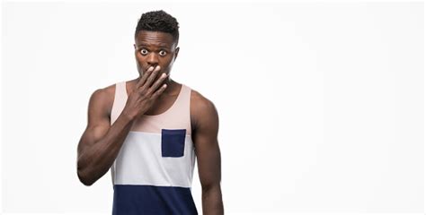 침묵 비밀 개념에에서 무서 워 하는 젊은 아프리카계 미국인 남자가 커버 입을 손으로 실수 두려움의 표현에 대 한 수치와 충격 T 셔츠에 대한 스톡 사진 및 기타 이미지