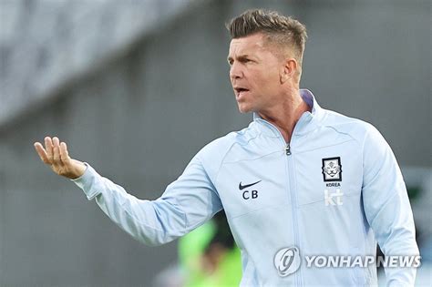 선수들 독려하는 콜린 벨 감독 연합뉴스
