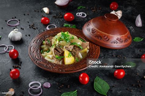 삶은 반죽 양파 양고기 쇠고기를 항아리에 넣은 전통적인 카자흐스탄 요리 Beshbarmak 0명에 대한 스톡 사진 및 기타 이미지 Istock