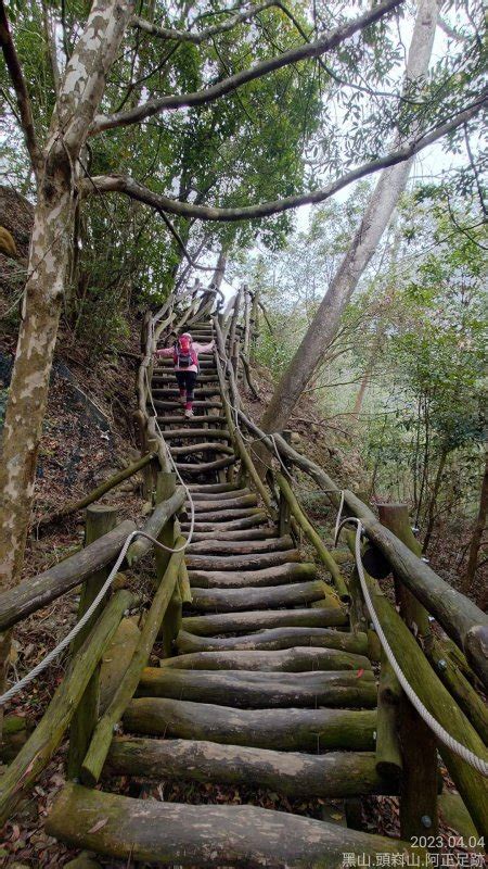 頭嵙山 很特別的圓木棧道 台中第一高峰 順訪黑山黑山北峰石苓湖山 爬黑山沒有違規喔 中正露營區大坑4號步道起登 健行筆記