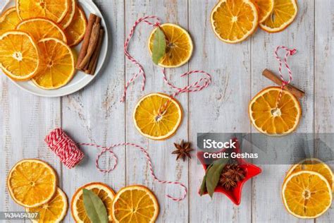 천연 소재의 크리스마스 트리 장식 만들기 흰색 나무 배경에 마른 오렌지 조각 계피 스틱 스타 아니스로 만든 수제 크리스마스 장식품 엑스마스 Diy 평면도 Diy에 대한 스톡