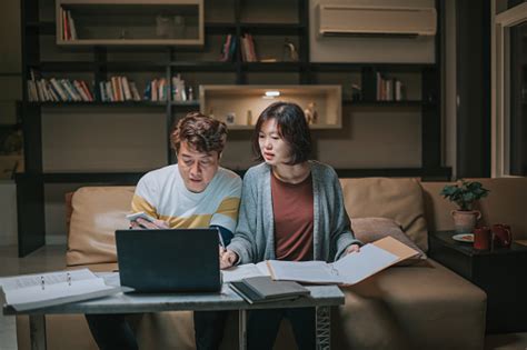 동양인 거실에서 집에서 주택 금융 계획을 세우는 중국인 부부 2명에 대한 스톡 사진 및 기타 이미지 2명 35 39세 50 54세 Istock