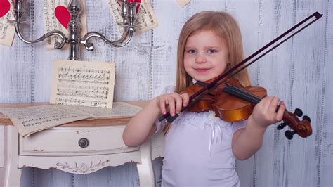 Талановита дівчинка однаково добре грає на скрипці та на піаніно Youtube