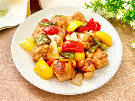 彩り豊かな「鶏肉の黒酢炒め」のレシピ。野菜たっぷりでボリューミー！ セブンプレミアム公式