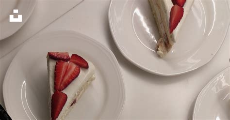 딸기 쇼트케이크 조각이 접시에 진열되어 있습니다 사진 Unsplash의 무료 음식 이미지