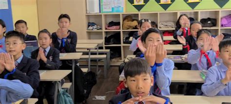 Дунд сургуульд тэр дундаа хэлний хичээлийг эрэгтэй багш заана гэдэг