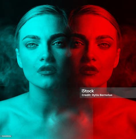 Rgb 컬러 분할 효과 스타일로 입에서 연기를 불어 넣는 아름다운 여성의 스튜디오 초상화 어두운 색에 대한 스톡 사진 및 기타 이미지 어두운 색 구름 담배 Istock