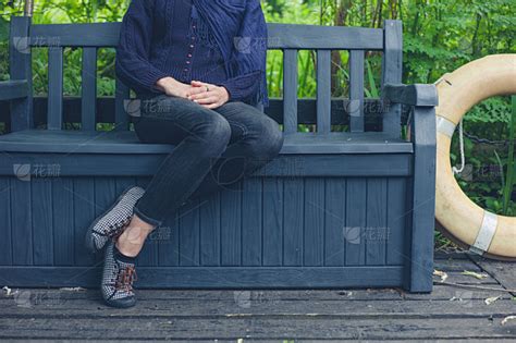 年轻女子在大自然的长椅上放松