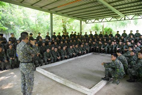 漢聲廣播電臺 陸軍專校13期入伍生日前於鳳山陸軍官校實施化生放核訓練，親身體驗呼吸困難、眼鼻刺激感及皮膚劇痛的臨場