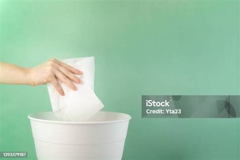 쓰레기통에 화장지 폐기물 재활용 환경 변비 설사 소화 적절한 영양 섭취 쓰레기 수거통에 대한 스톡 사진 및 기타 이미지 쓰레기 수거통 화장실 가정용 시설 화장실