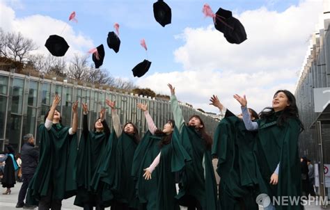 2023학년도 이화여대 학위수여식장 학사모 날리는 추억