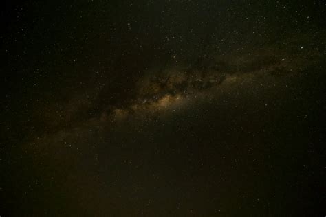 갤럭시 경치 경치가 좋은 고독한 고요한 광야 남자 낭만적인 달 레크리에이션 모험 바위투성이의 바이커 바퀴 밤 밤하늘 별 별을 바라보는 별이