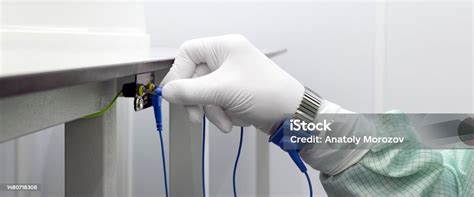 Esd 천과 장갑을 낀 남자의 손에 팔찌 정적 저항 Esd 팔찌 또는 지상 장비 정전기 방지 안전하게 접지하는 데 사용됩니다 반도체 제조 기치 Cpu에 대한 스톡 사진 및