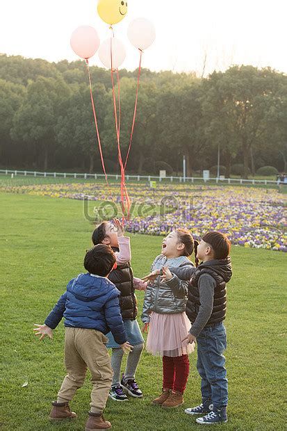 풍선을 가지고 노는 아이들 사진 무료 다운로드 Lovepik