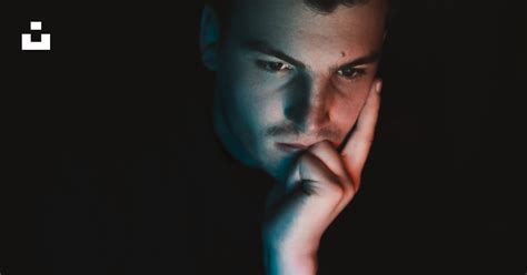 파란 눈을 가진 검은 셔츠를 입은 남자 사진 Unsplash의 무료 사람 이미지