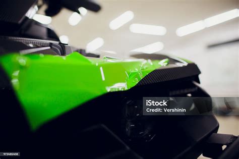자동차 차량 포장 전문가 차량 녹색 비닐 필름 또는 포 일 포장 4륜 오토바이에 대한 스톡 사진 및 기타 이미지 4륜 오토바이 공예 교통수단 Istock