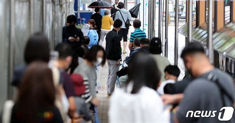 코로나19 신규 확진자 7만2144명전주 대비 1만3089명 감소