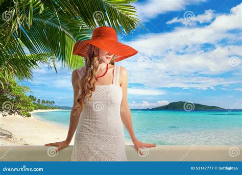 Милая женщина в белом платье на балконе Стоковое Изображение изображение насчитывающей