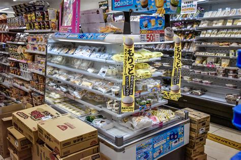 2025日本便利商店推薦必吃｜日本lawson 7 11甜點 早餐 微波食品 沙拉 Elsa菲常好攝