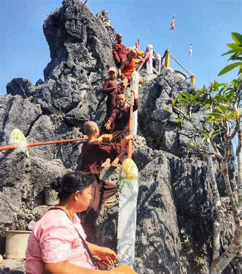 ကဆုန်လပြည့်နေ့၌ ကျိုက်ဒုံမြို့၊ လေးဖိုးကျောက်တောင်ပေါ်တွင် ဓမ္မစေတီနှင့် တေဇောစေတီတော်နှစ်ဆူ ရ