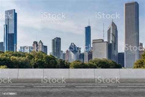 도시 건물 배경이있는 빈 도시 아스팔트 도로 외관 새로운 현대 고속도로 콘크리트 건설 성공의 길의 개념 운송 물류 산업 빠른 배송 시카고 미국 고속도로에 대한 스톡 사진 및