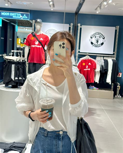 무무 일상룩으로 아주 편안하게 입기좋은 원피스에요 어깨부터 소매라인까지 같은 컬러감은 다른소재를 배색하여 포인트를 주었어요 허리라인에 살~짝 라인을 주어 볼륨감있는